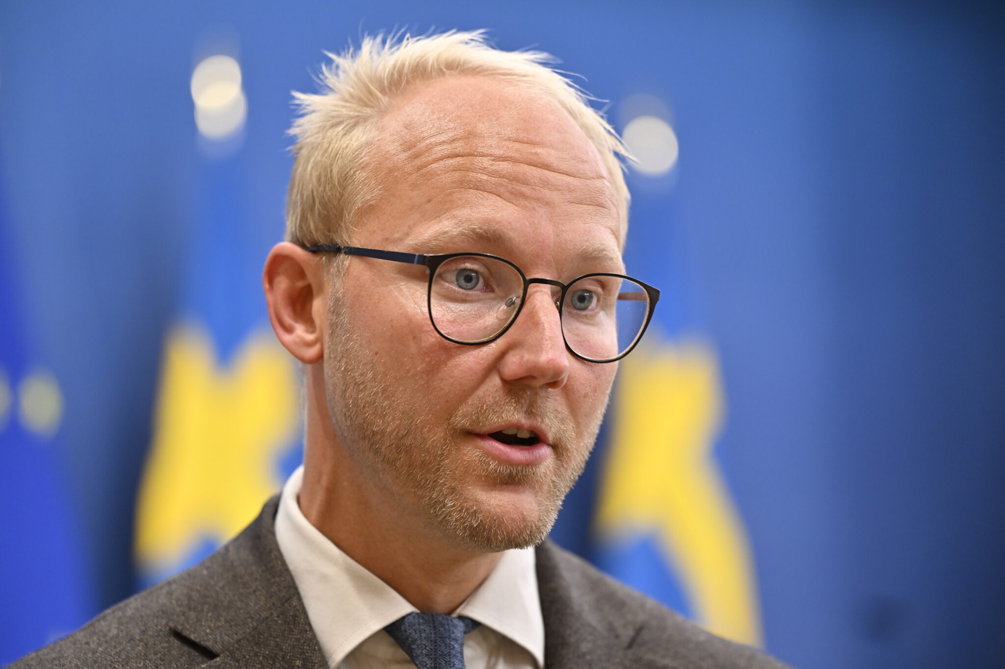 SD: "Universiteten säljer i praktiken uppehållstillstånd" - Fokus